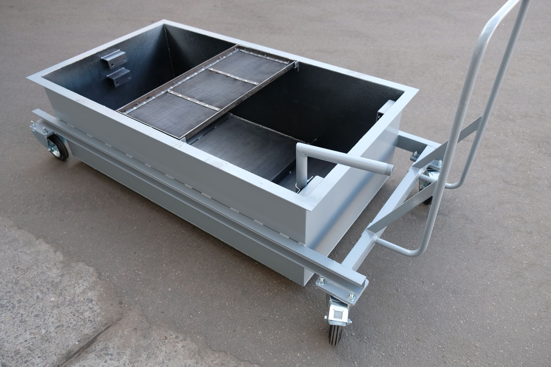 Oil sediment catcher