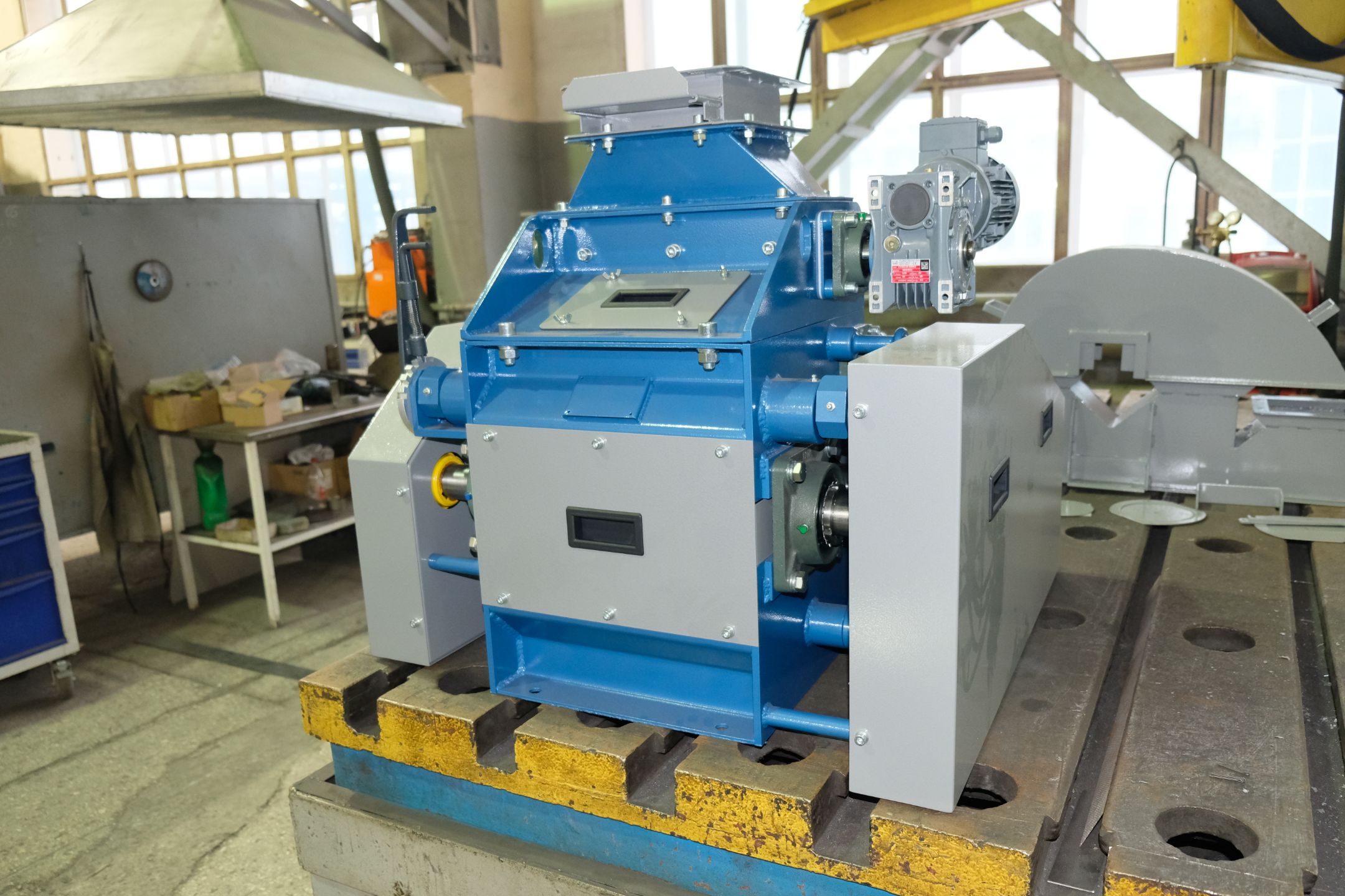 Roller mill grinder