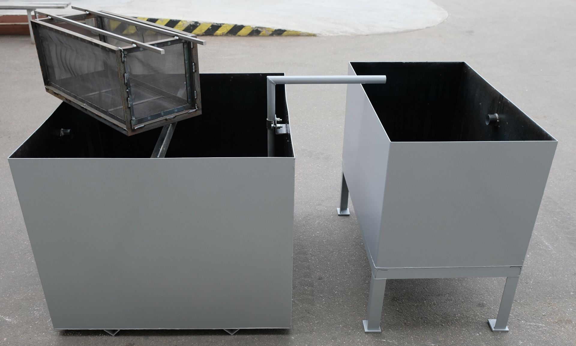 Oil sediment separator