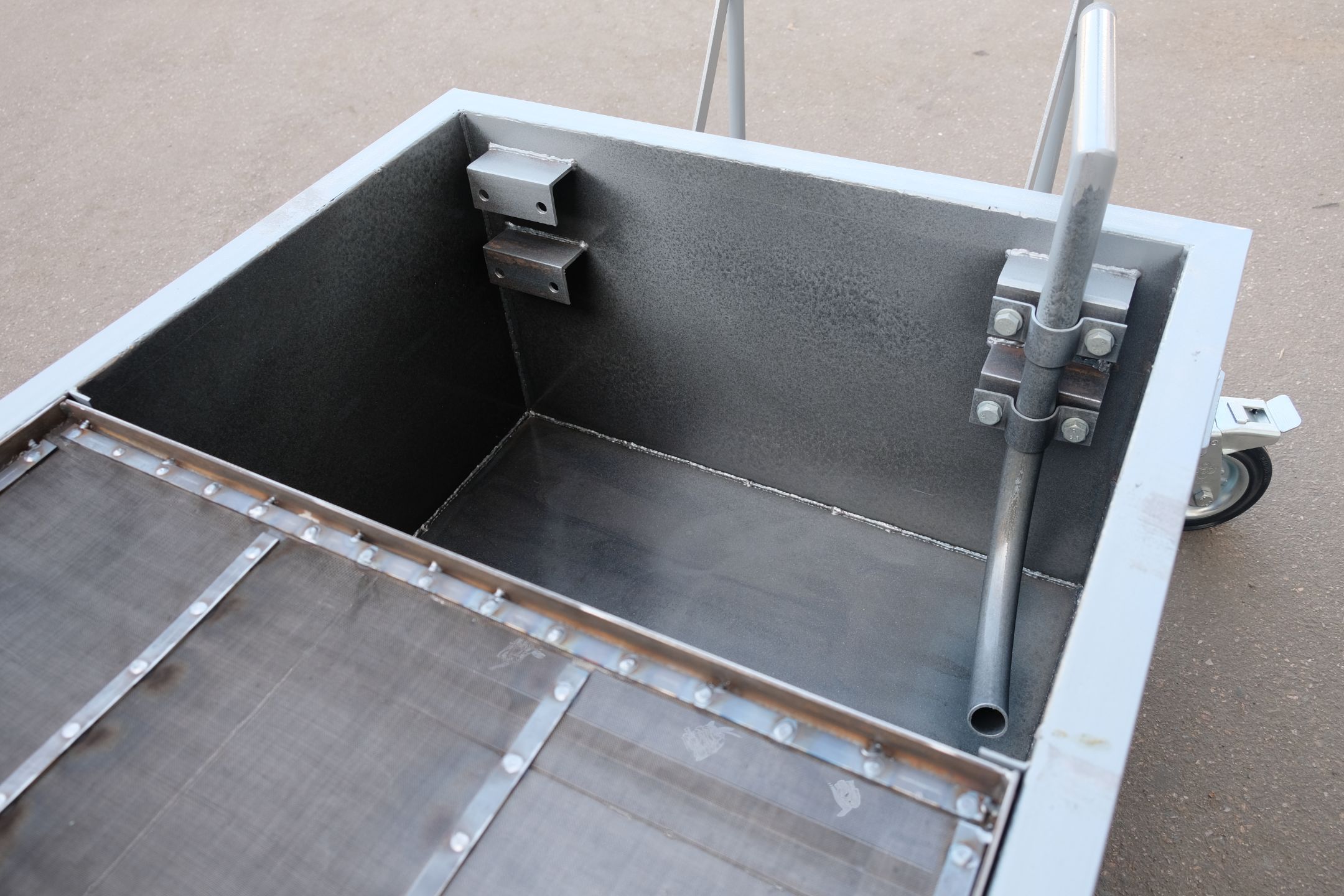 Oil sediment catcher